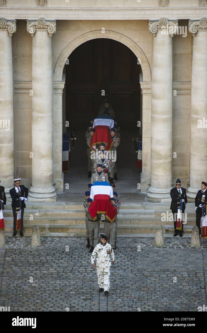 Soldiers carry the coffin of the 13 French soldiers who died in a ...