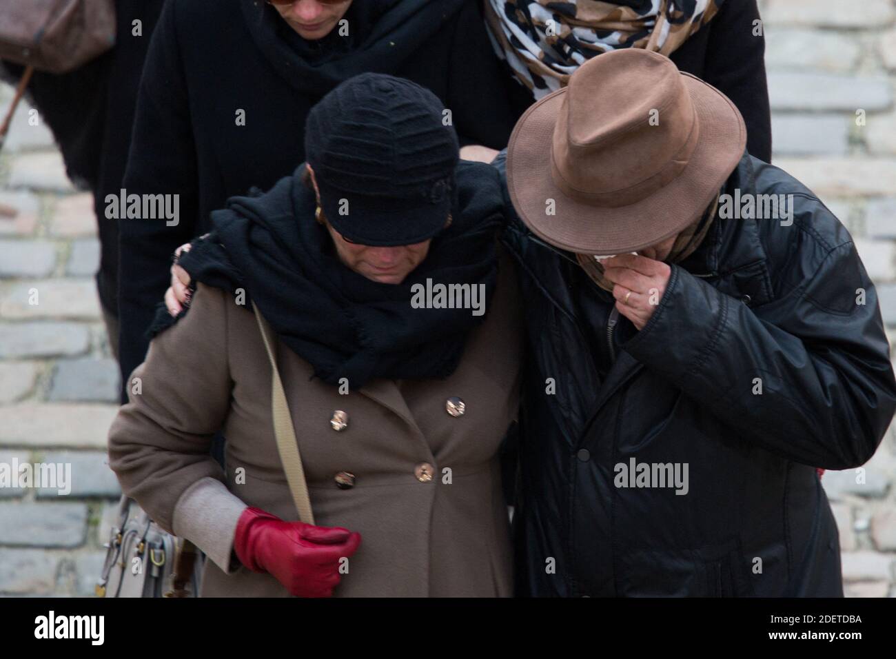 family leaves the tribute ceremony crying. 13 French soldiers killed in ...