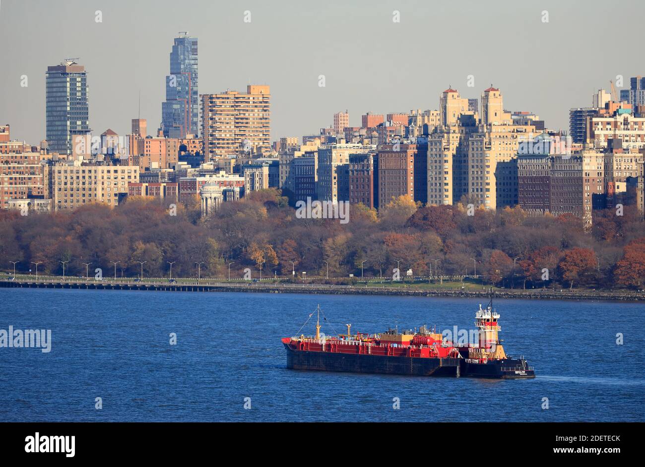 The view of a cargo ship in Hudson River with the skyline of Upper West ...
