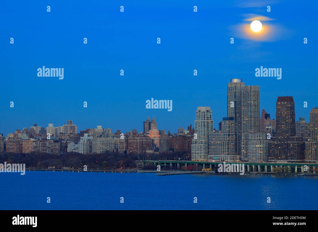 Full moon over city skyline new york hi-res stock photography and ...