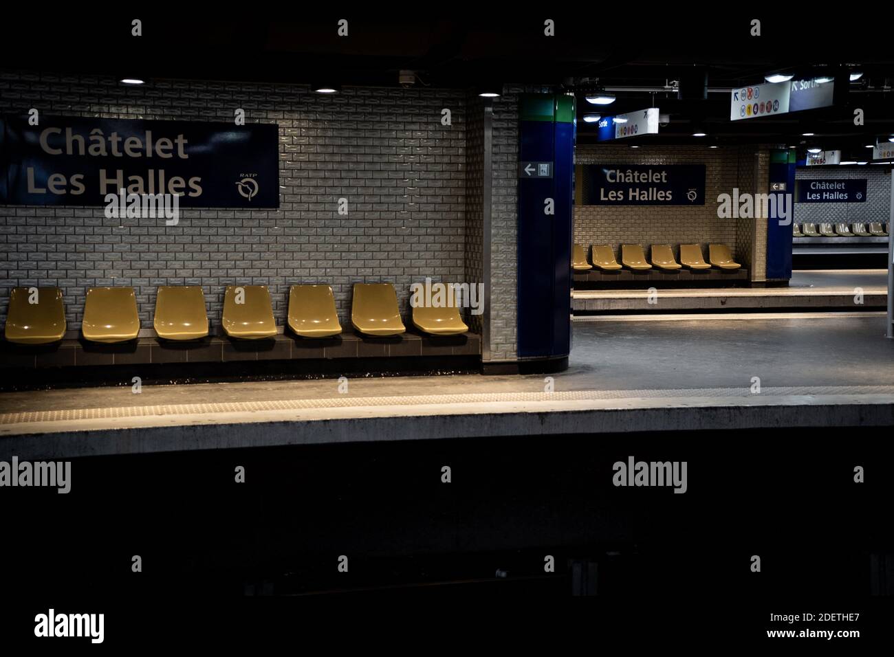 Platforms of rer b hi-res stock photography and images - Alamy