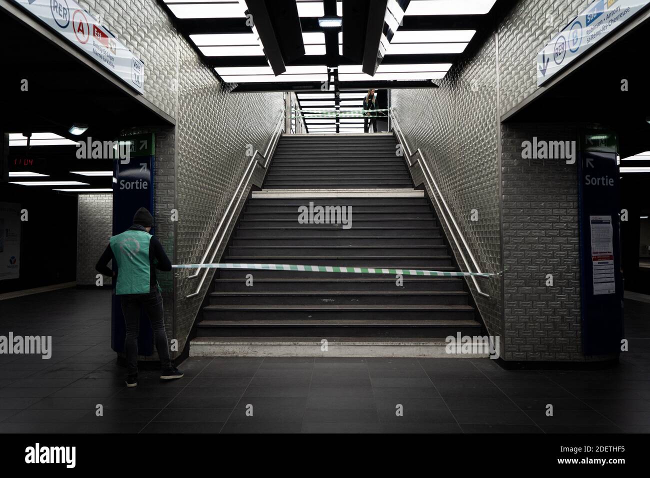 Rer b platforms hi-res stock photography and images - Alamy