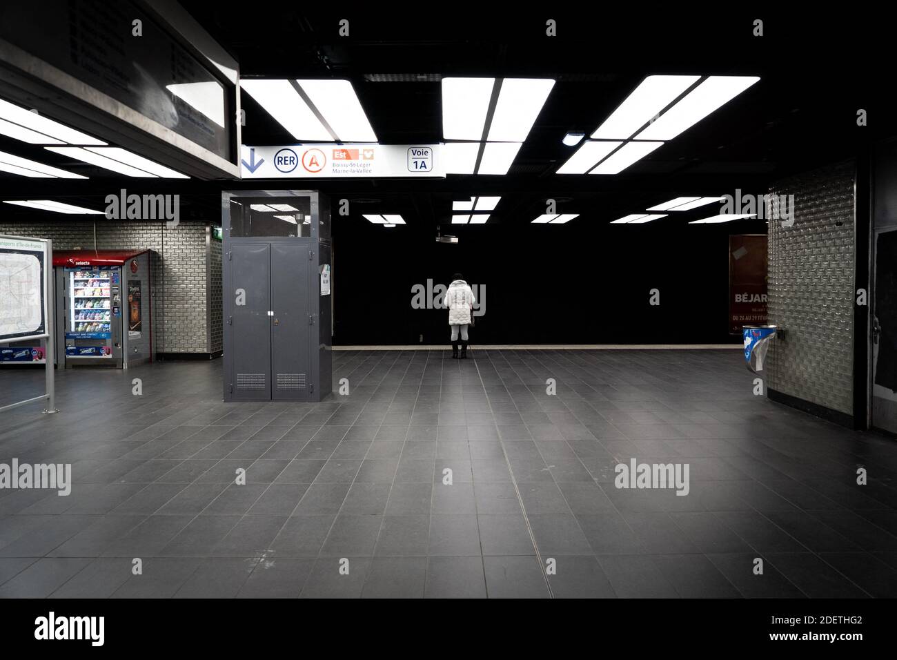 The RER B platforms in Châtelet les Halles are empty on December 5 ...
