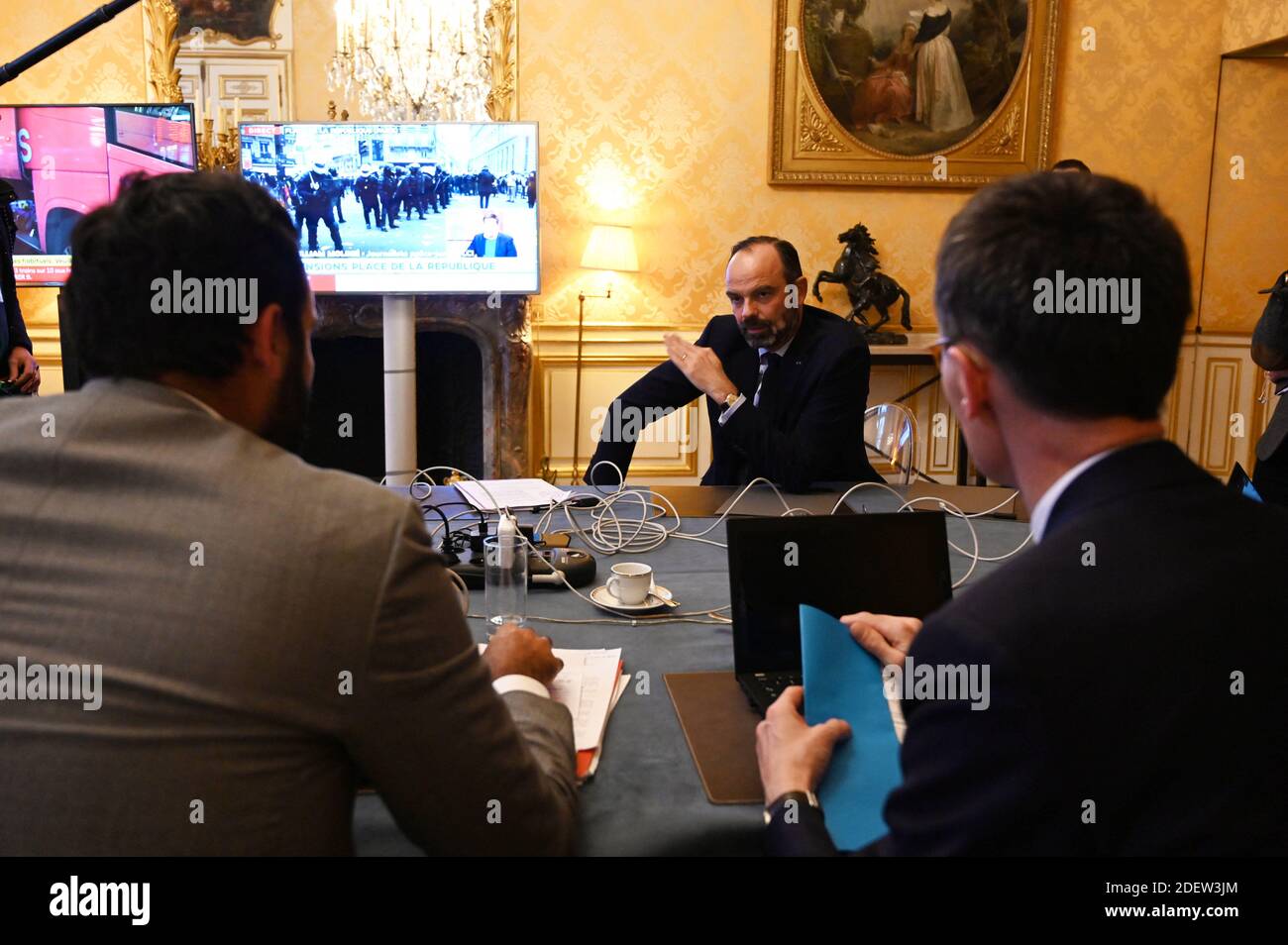 Matignon cellule de crise en présence de ses conseillersde dos Jimmy ...