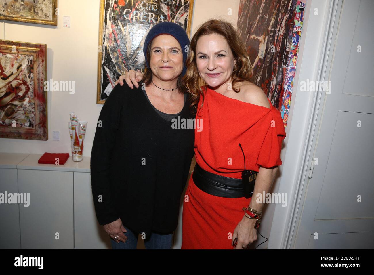 Charlotte Valandrey et Anne Mondy lors du vernissage de l'exposition de ...