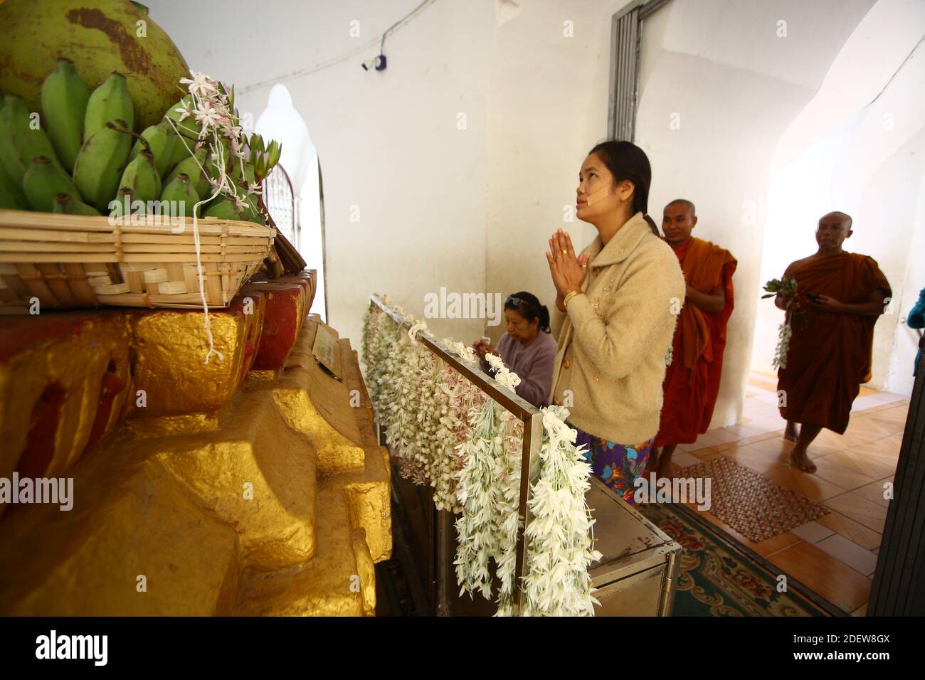 People pray inside a temple in Myanmar Stock Photo - Alamy