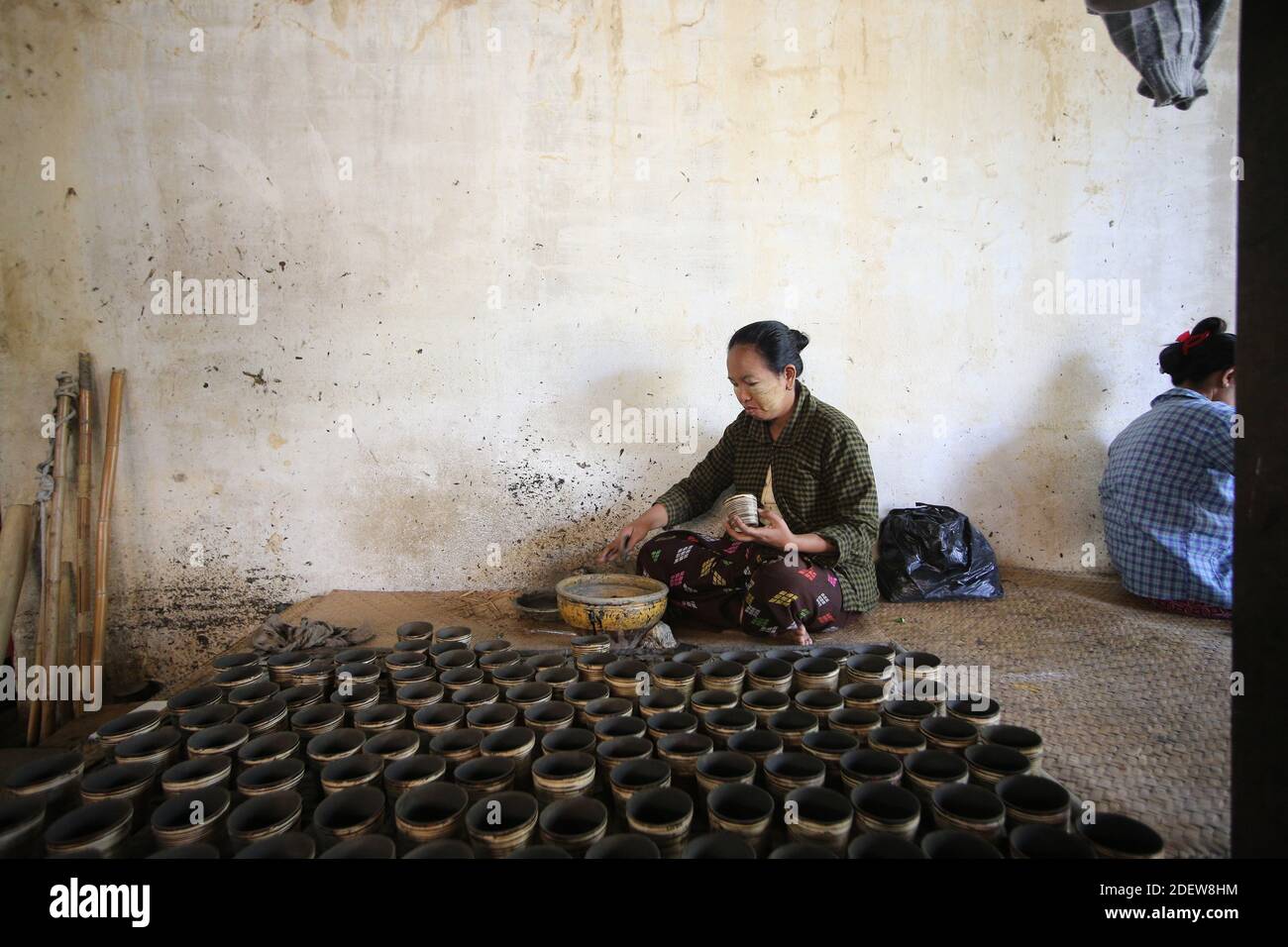 Myanmar pottery making hi-res stock photography and images - Alamy