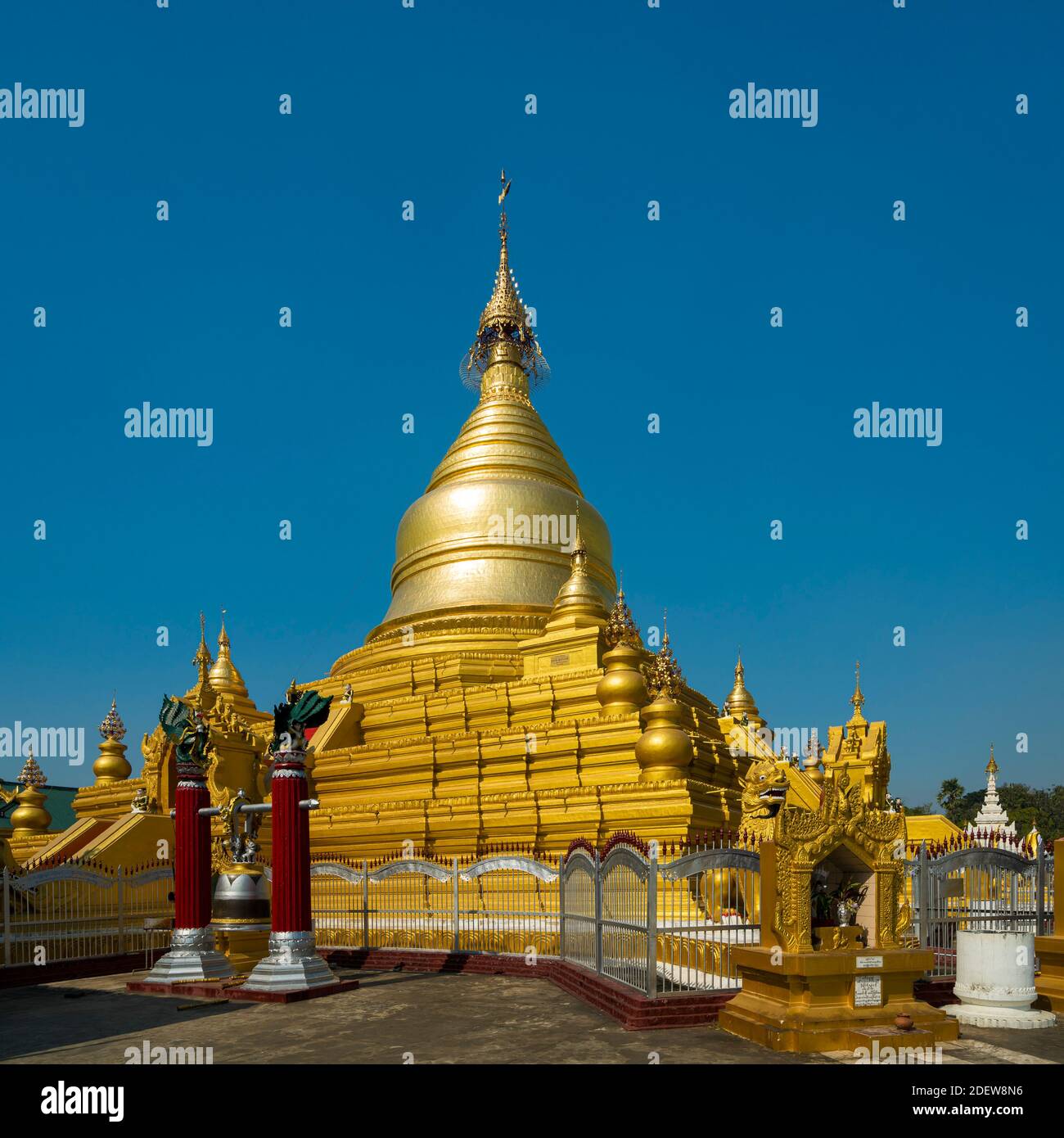 Kuthodaw golden tower hi-res stock photography and images - Alamy
