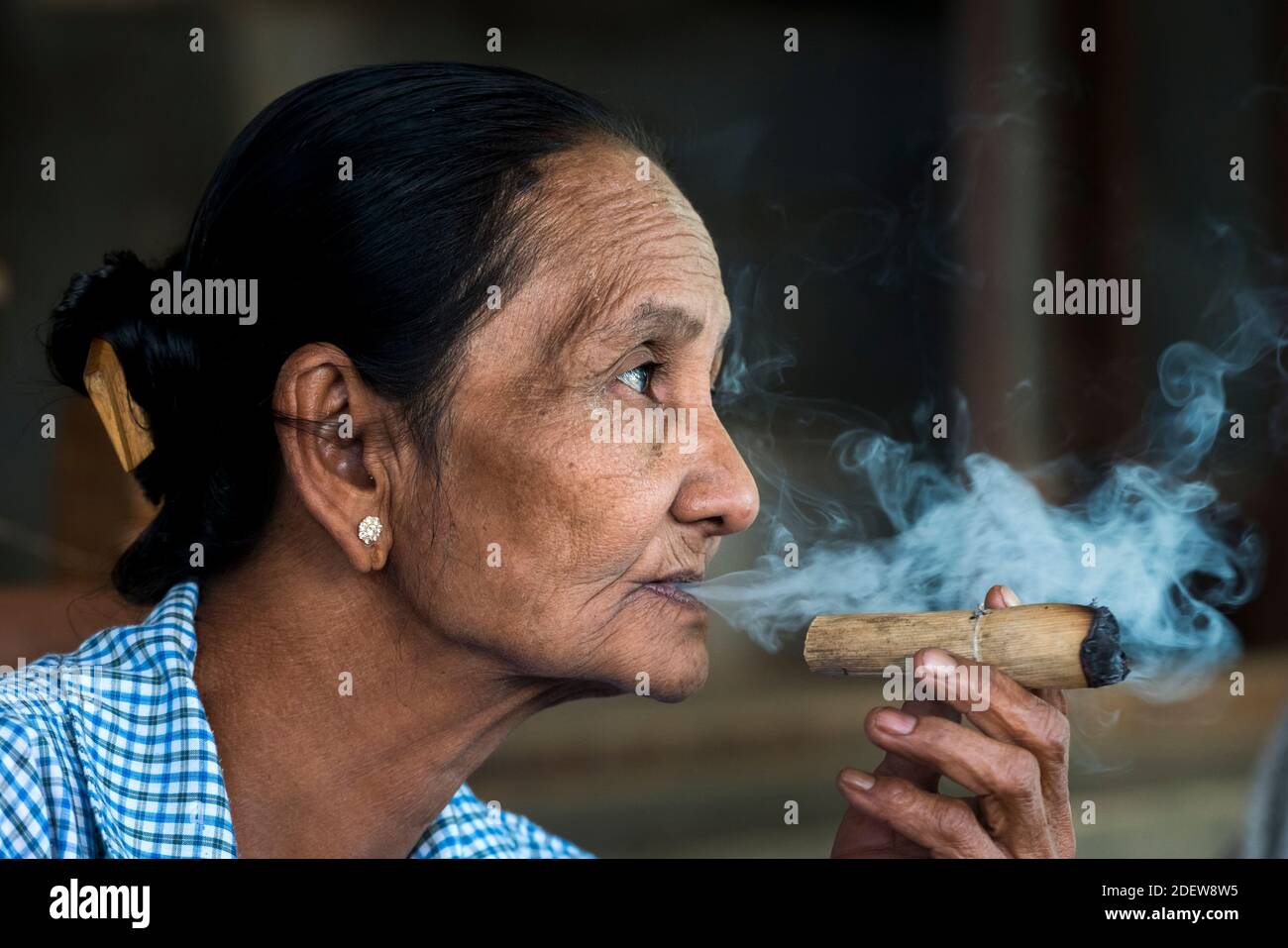 Burmese woman smoking thick Burmese straw cigar, Bagan, Myanmar Stock ...