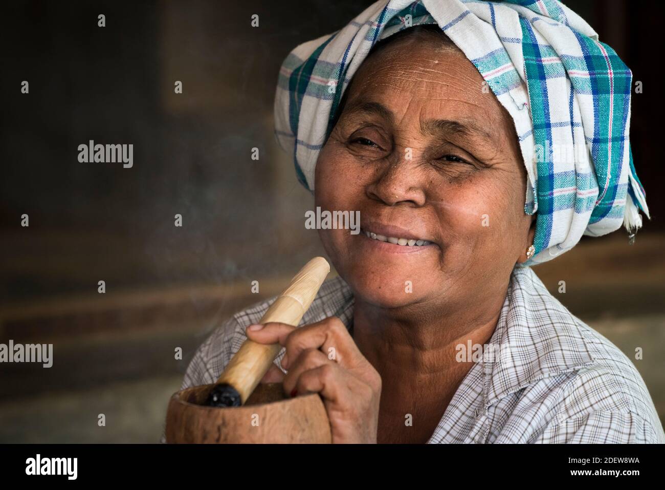 Burmese woman smoking thick Burmese straw cigar, Bagan, Myanmar Stock ...