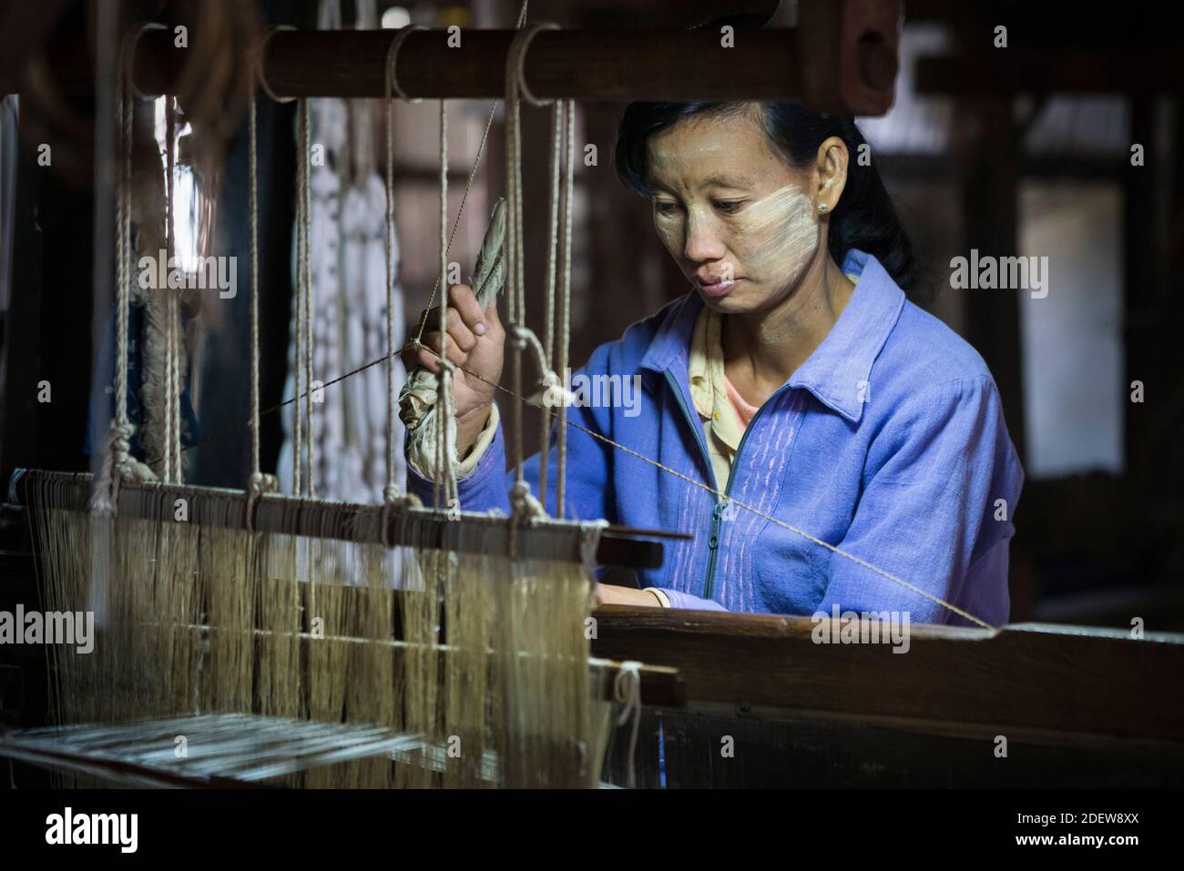 Burmese woman weaving on loom, Lake Inle, Myanmar Stock Photo - Alamy