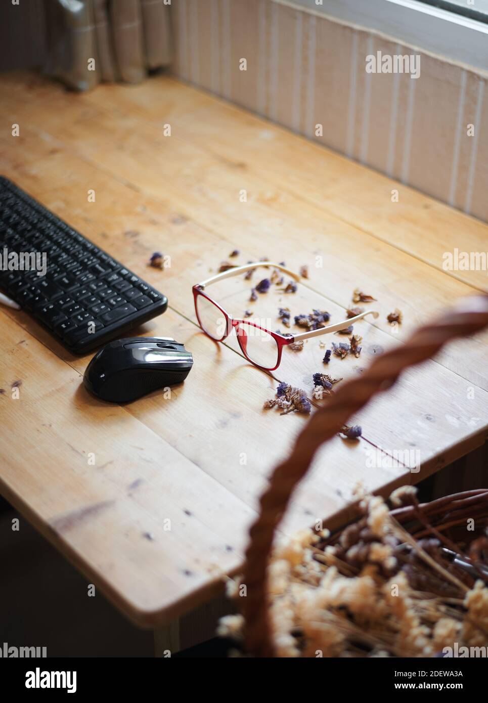 Keyboard and mouse on the wooden desk Stock Photo - Alamy