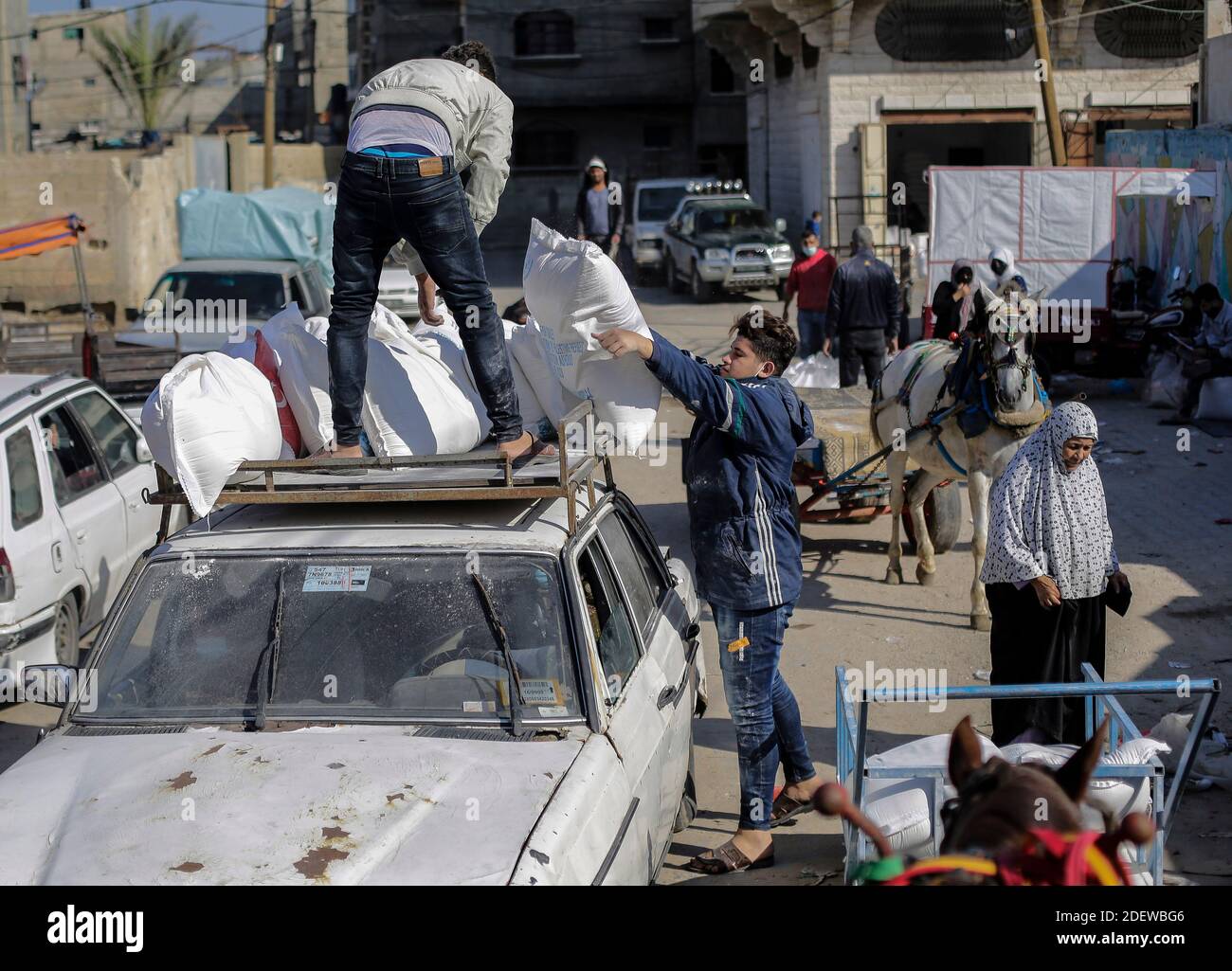 Loading food during blockade hi-res stock photography and images - Alamy