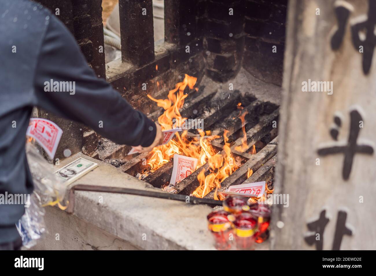 Burn paper bucket hi-res stock photography and images - Alamy