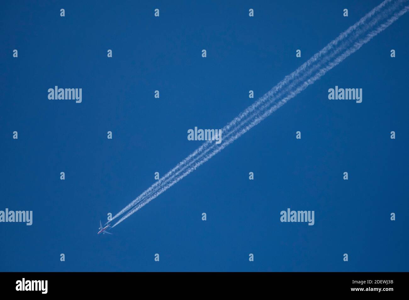 Aeroplanes contrails hi-res stock photography and images - Alamy