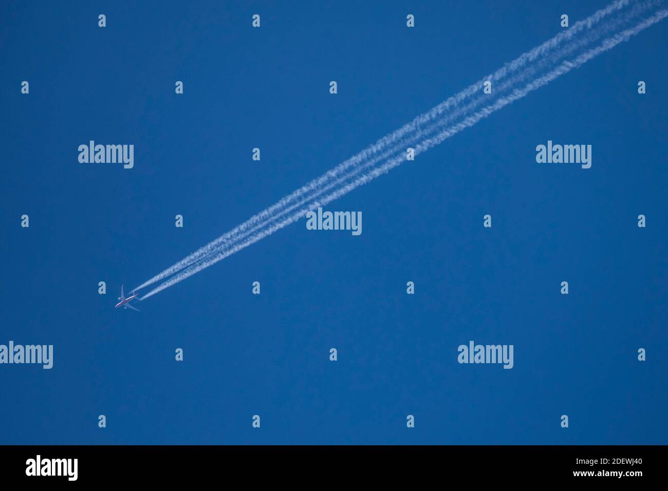 Aeroplanes contrails hi-res stock photography and images - Alamy