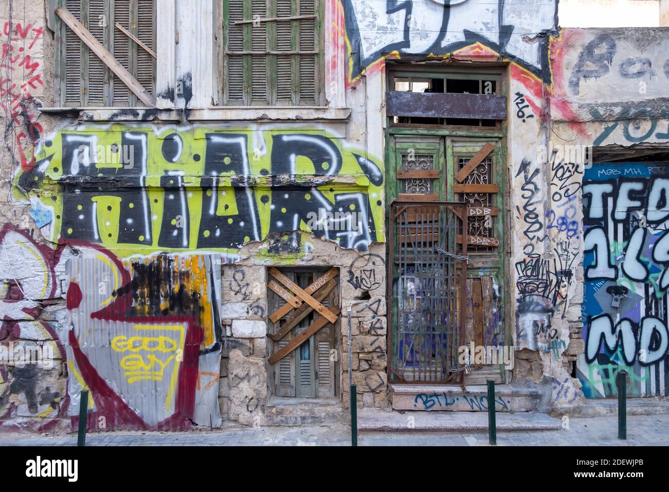 Steel door graffiti hi-res stock photography and images - Alamy