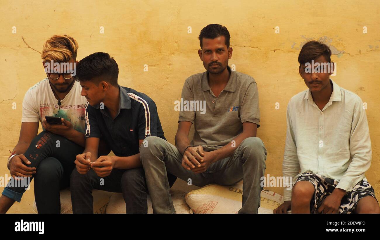 Men hanging out hi-res stock photography and images - Alamy