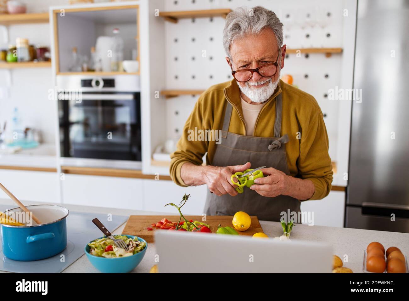 Man smile kitchen hi-res stock photography and images - Alamy