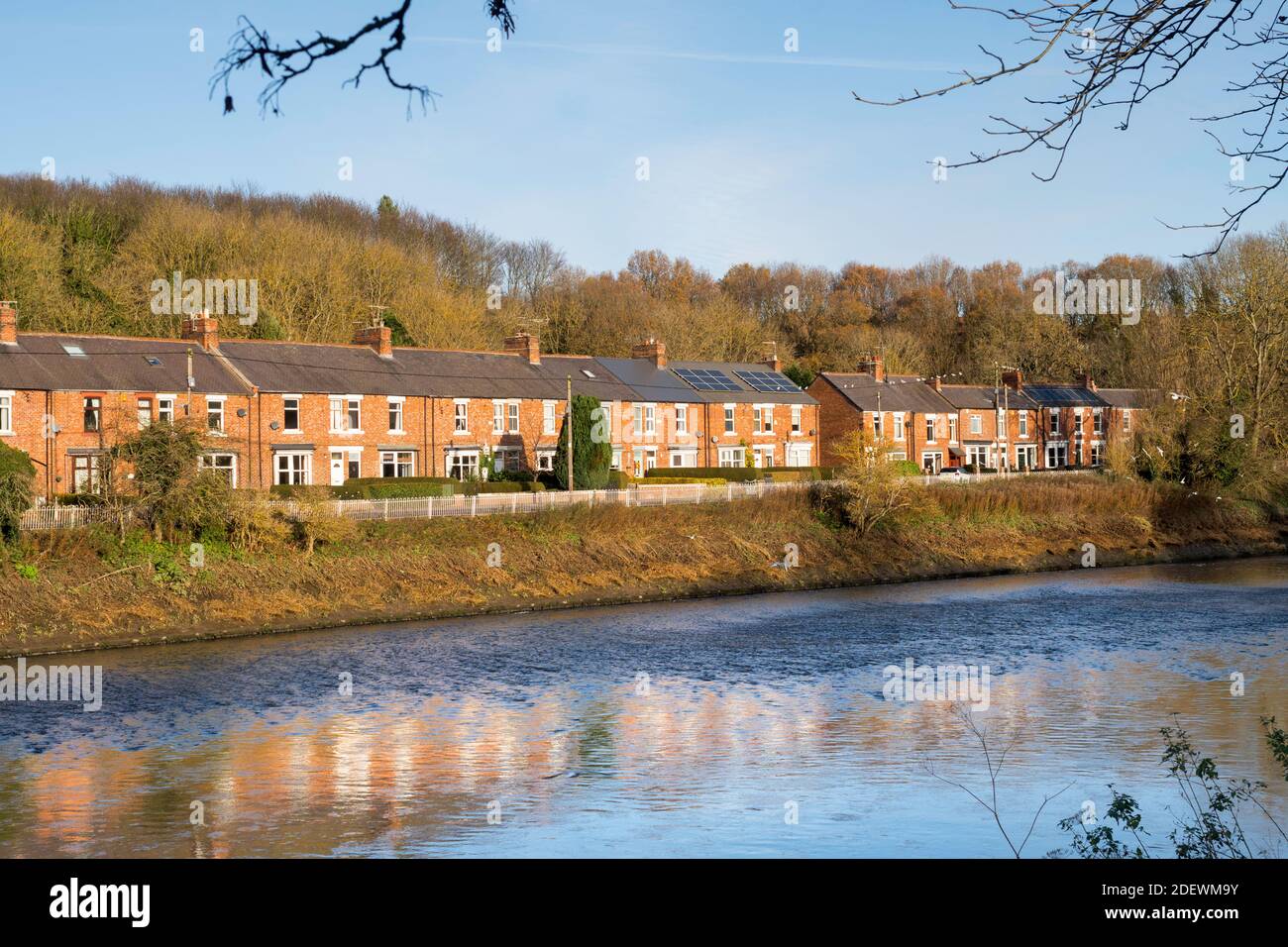 Riverside housing hi-res stock photography and images - Alamy