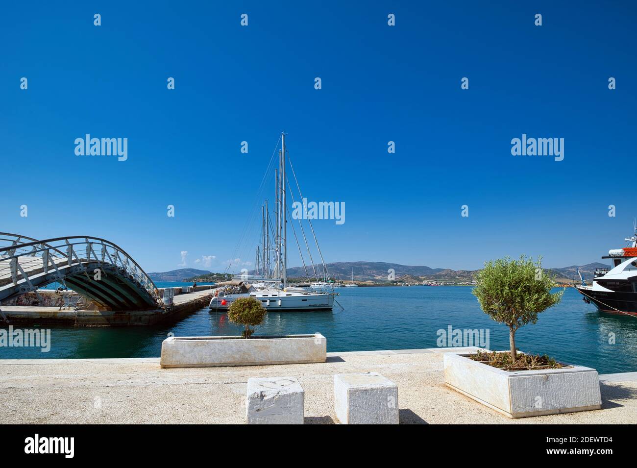 Absolute waterfront hi-res stock photography and images - Alamy