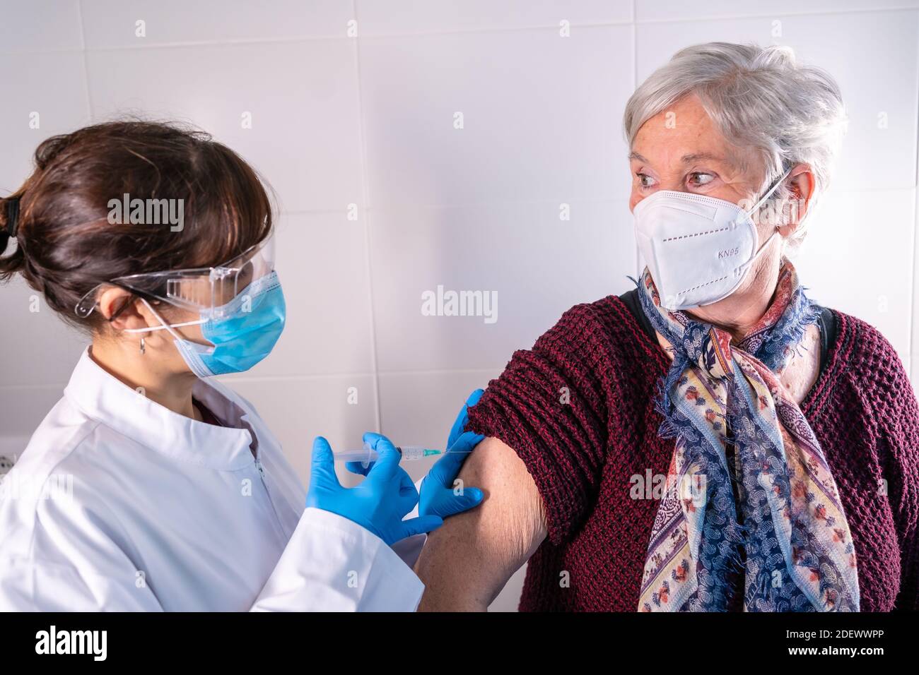 Elderly woman receiving injection hi-res stock photography and images ...