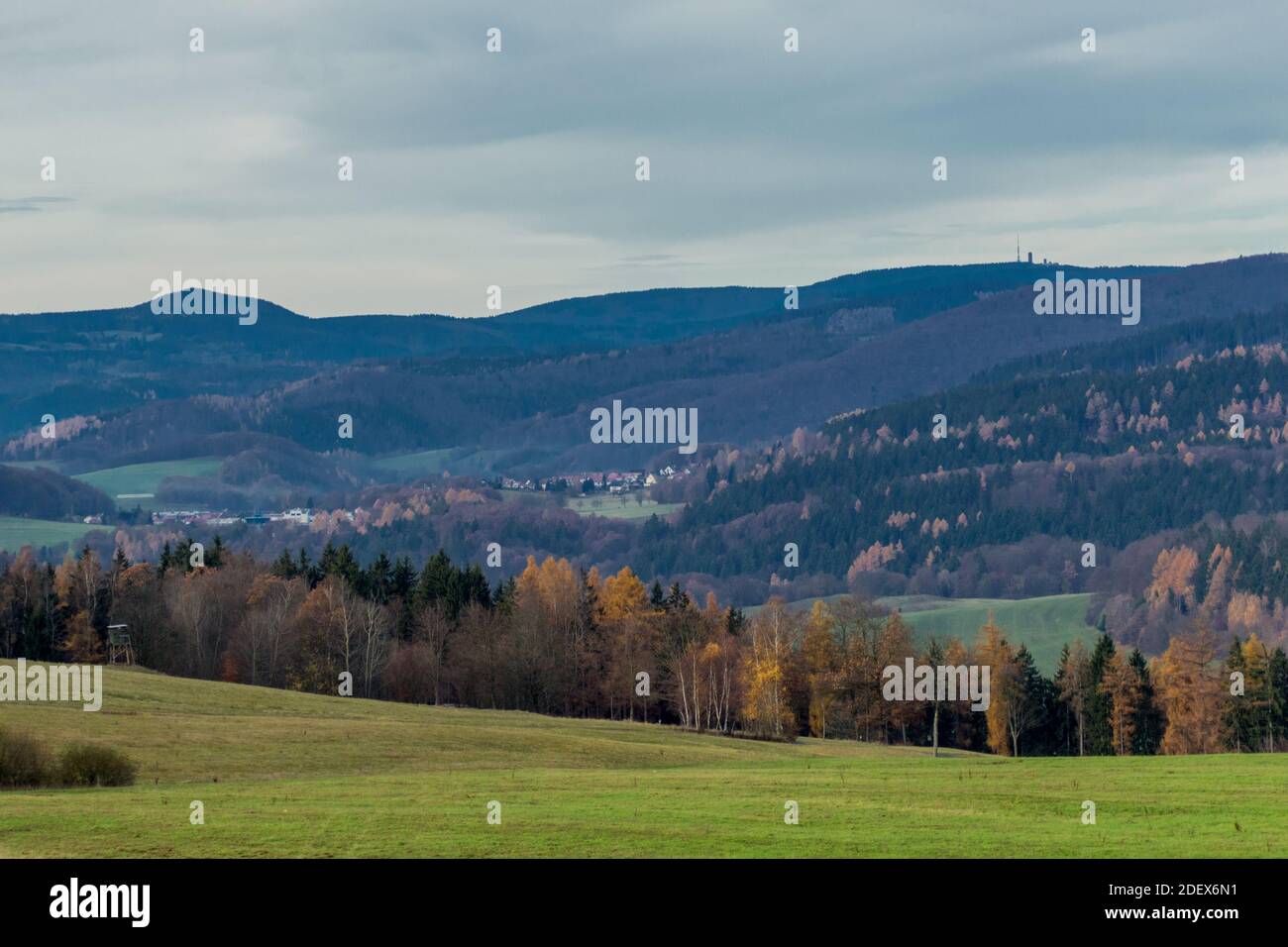 Autumn walk around the narrow water dam in the Thuringian Forest ...