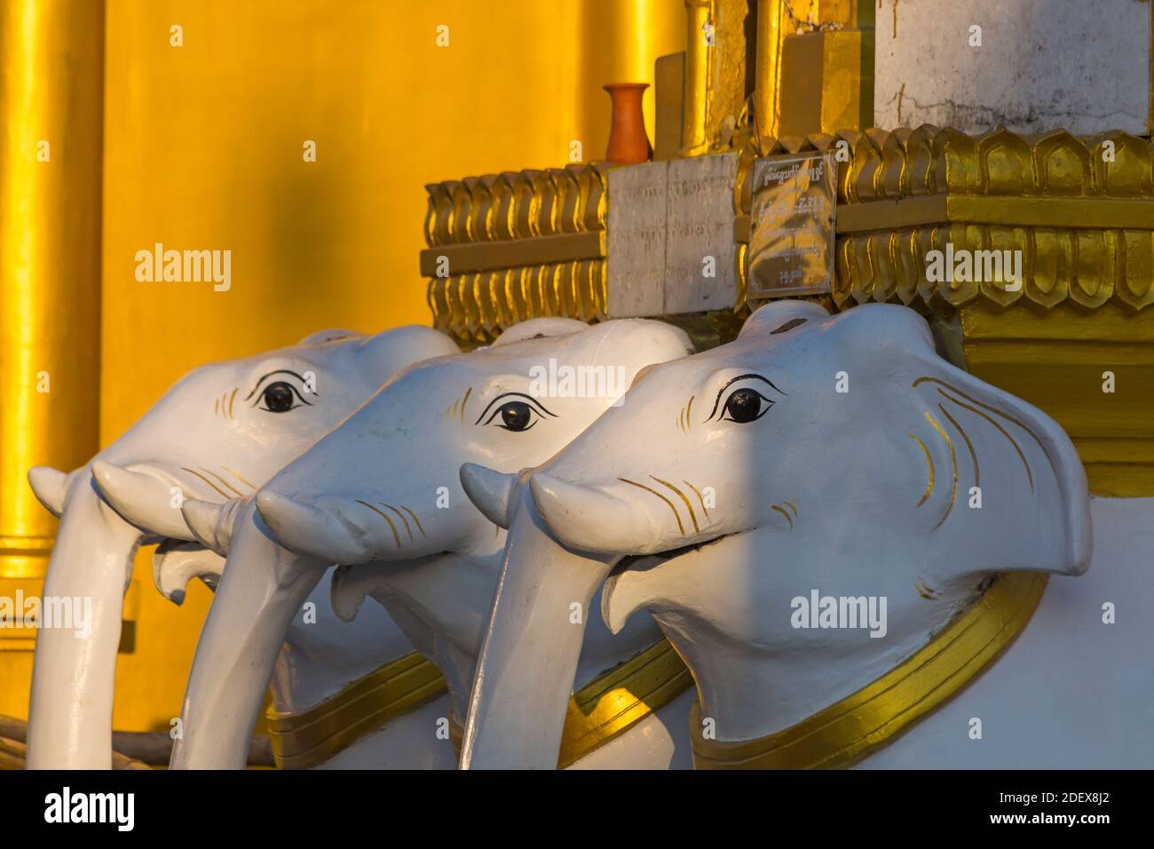 White elephant statues hi-res stock photography and images - Alamy