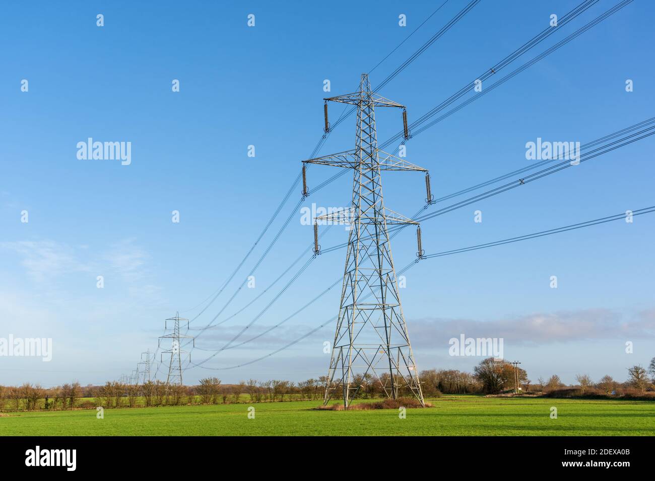 Pylons uk field hi-res stock photography and images - Alamy