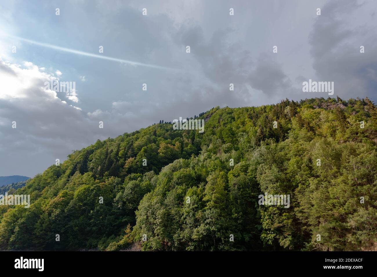 Horizontal sunny green mountain hi-res stock photography and images - Alamy