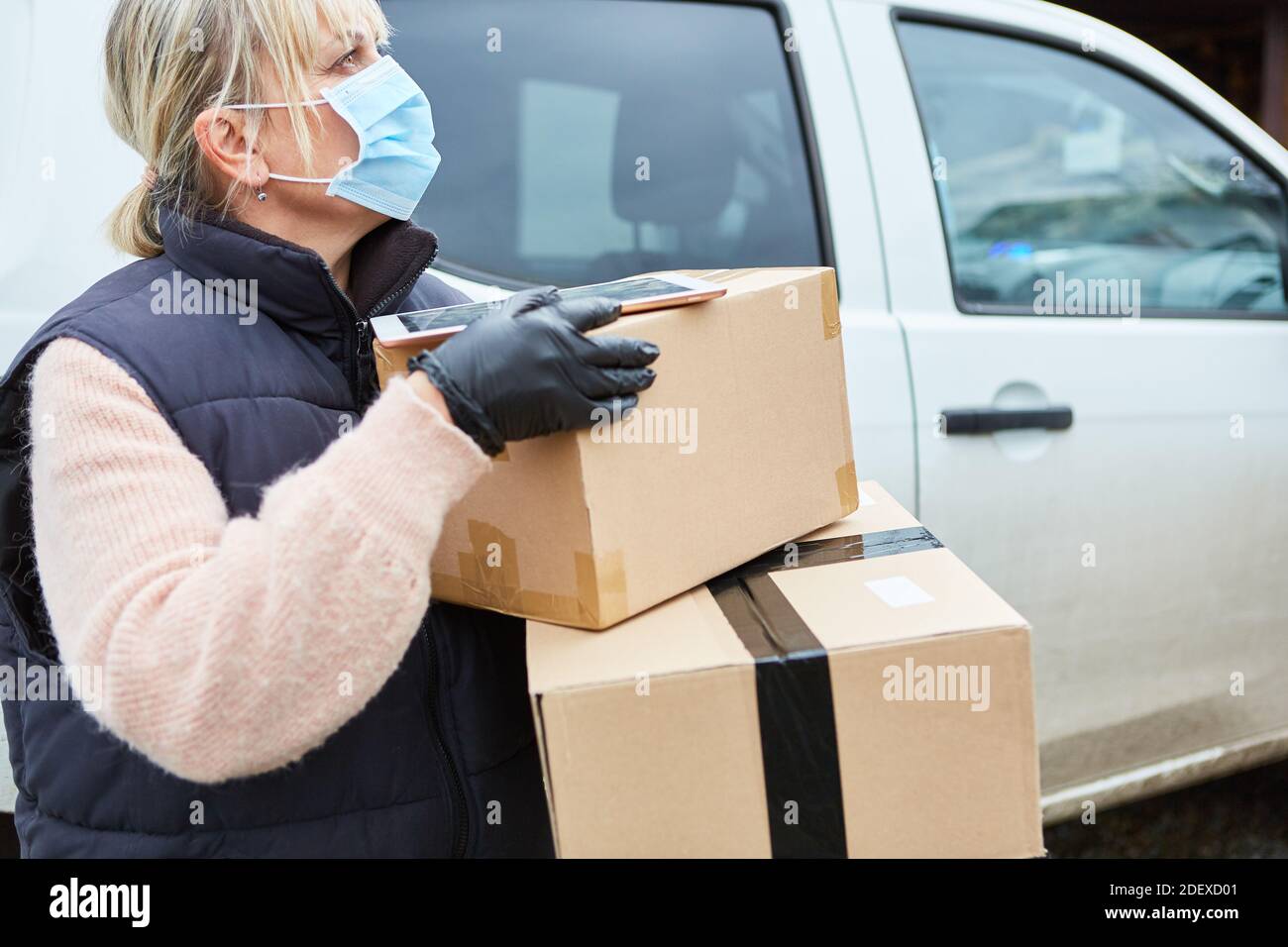 Parcel delivery woman hi-res stock photography and images - Alamy