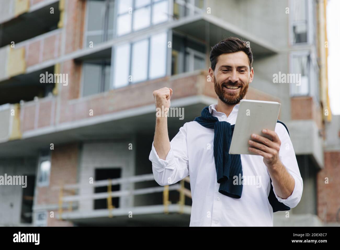 Engineer standing on construction site and using tablet Stock Photo - Alamy