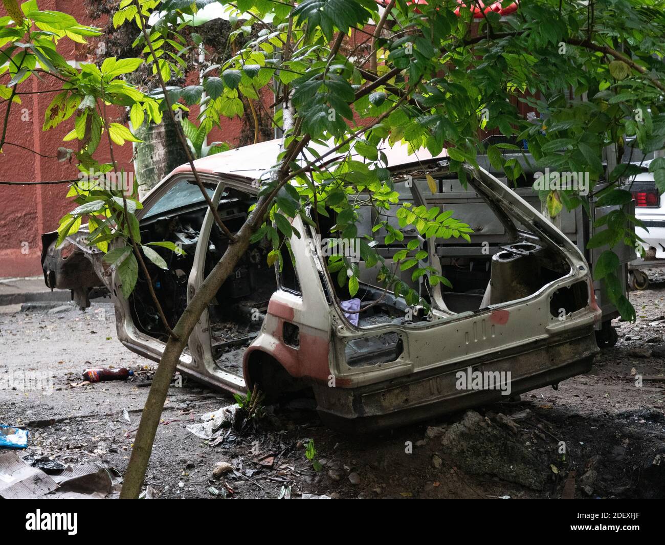 Car without wheels hi-res stock photography and images - Alamy