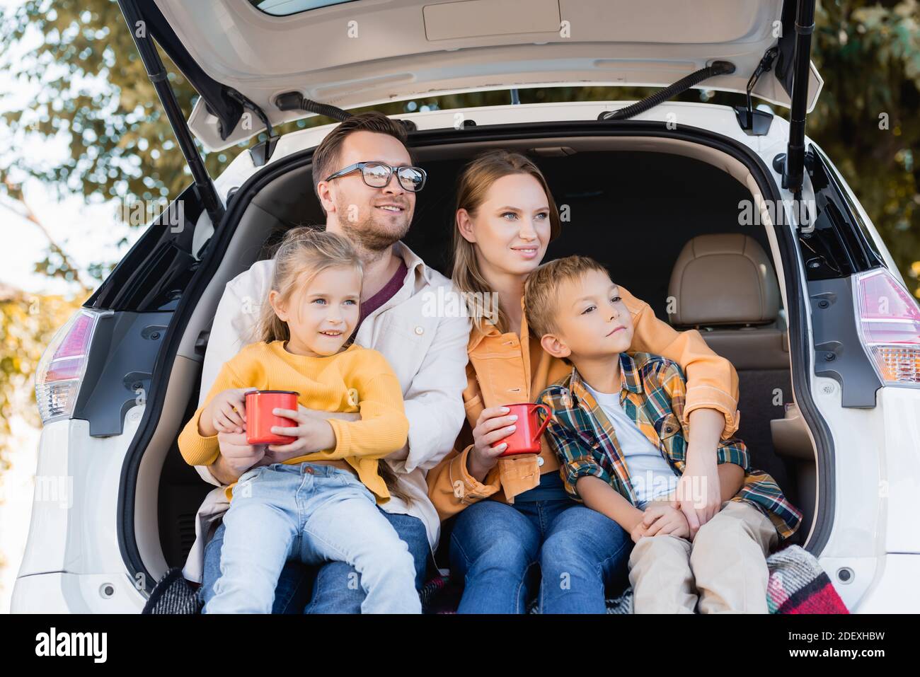 Kids in car hi-res stock photography and images - Alamy