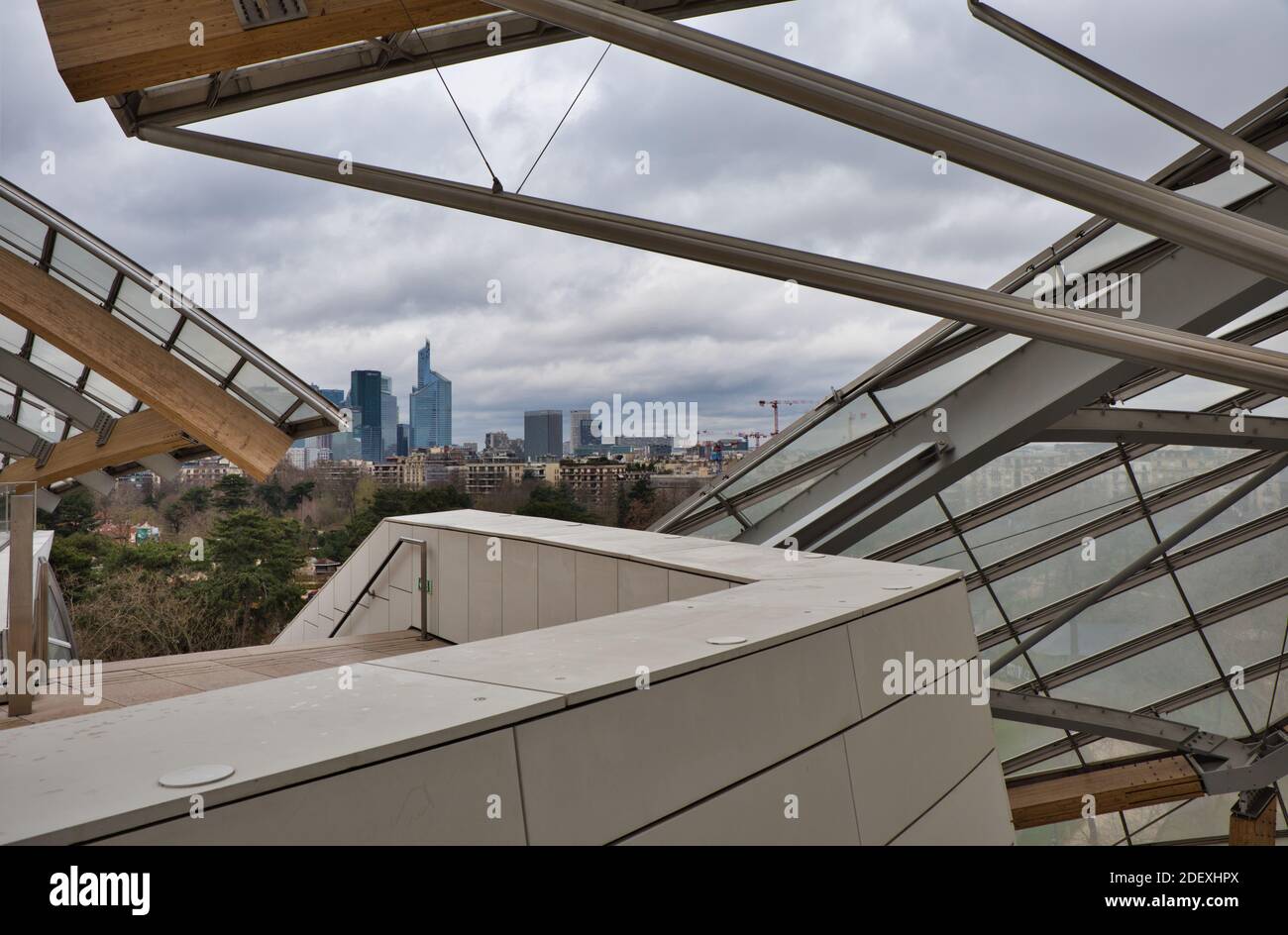Gehry american centre paris hi-res stock photography and images - Alamy