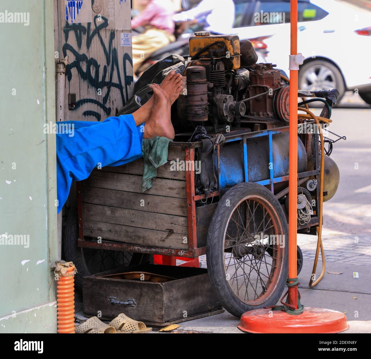 Scrap metal man hi-res stock photography and images - Alamy