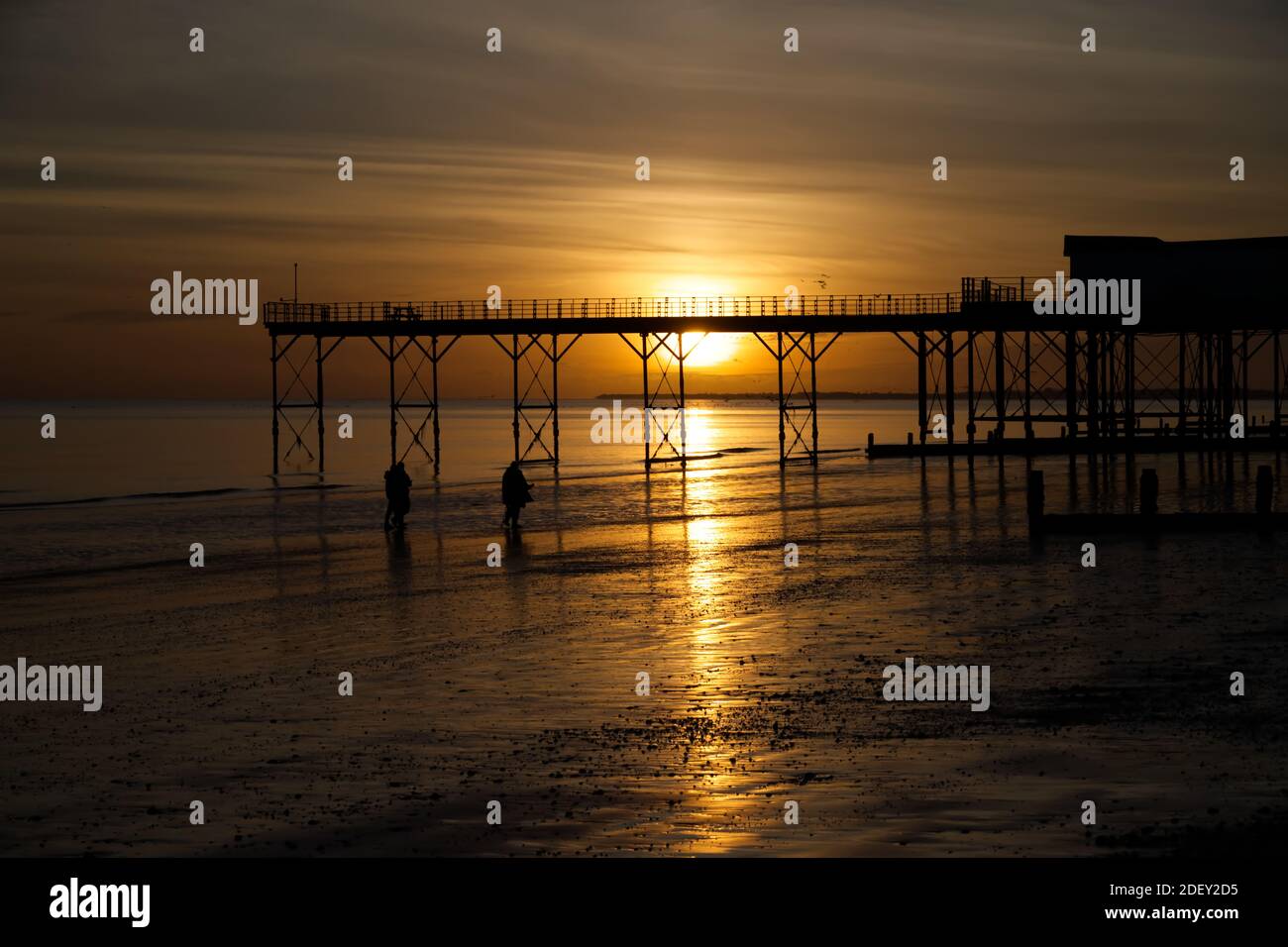 Sinking sun on horizon hi-res stock photography and images - Alamy
