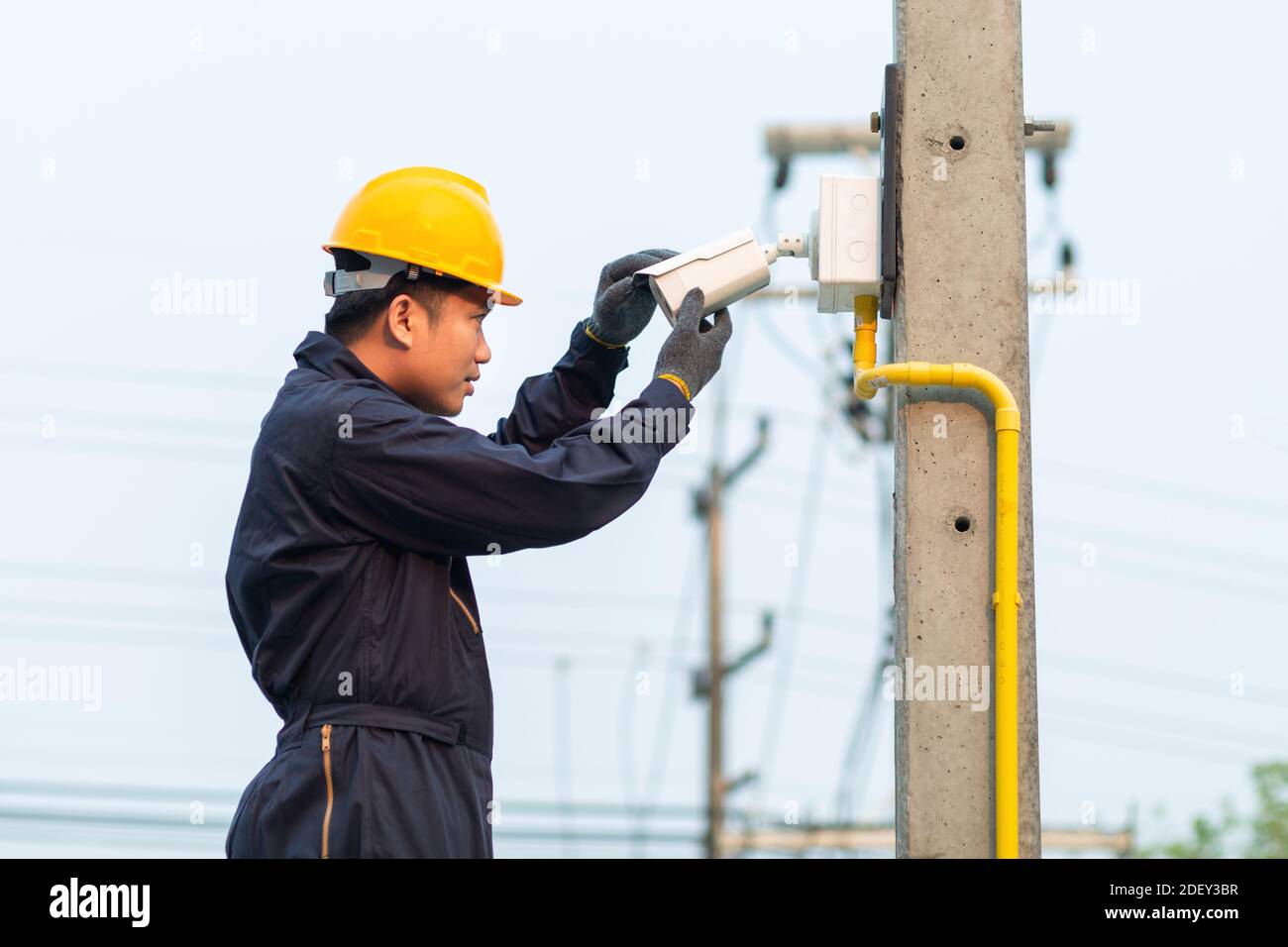 Maintenance technician checking CCTV camera Stock Photo - Alamy