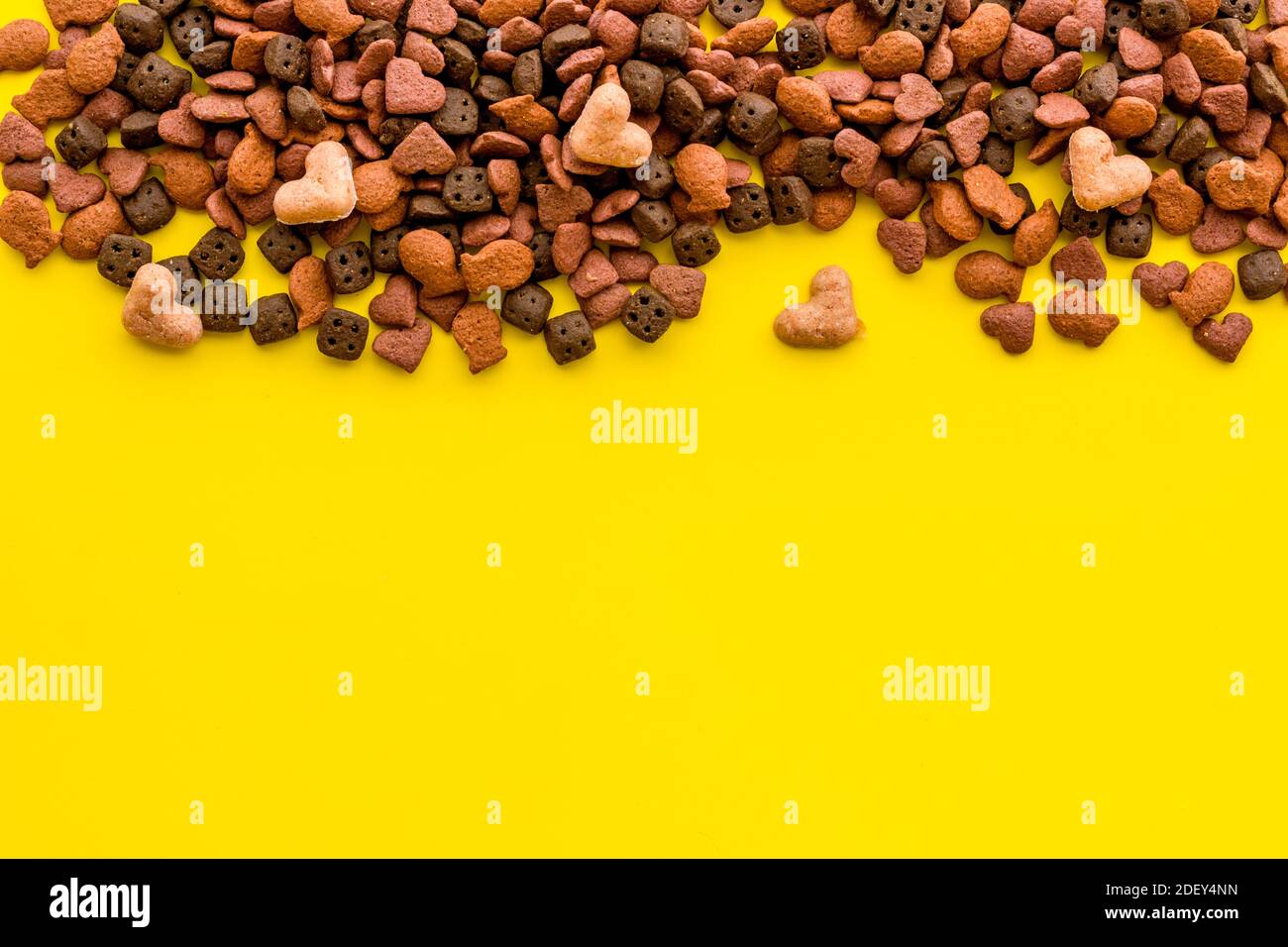 Cat pet food background. Top, overhead view Stock Photo - Alamy