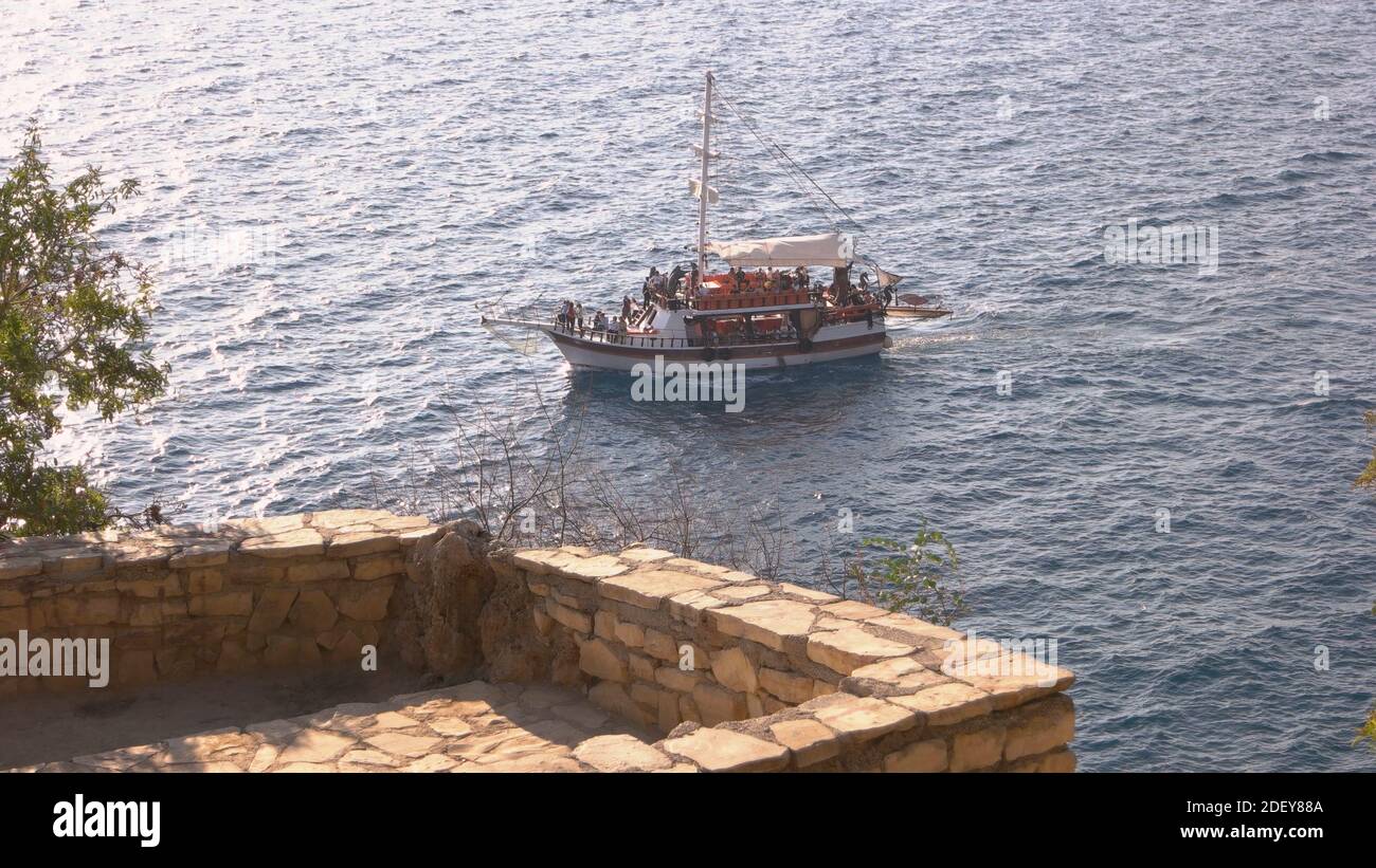 Boat with tourists floating on the sea Stock Photo - Alamy
