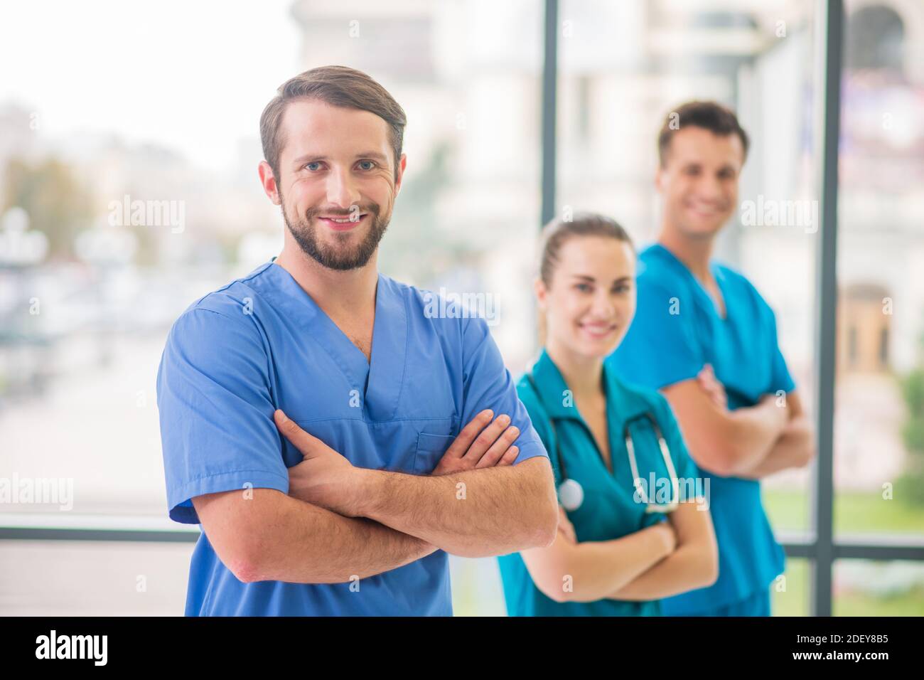 Group of doctors standing and smiling nicely Stock Photo - Alamy