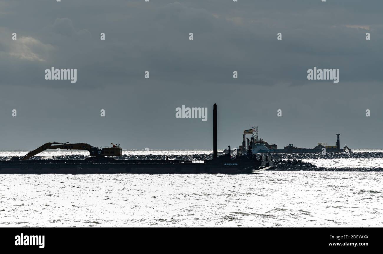 Floating work platform barge crane hi-res stock photography and images ...