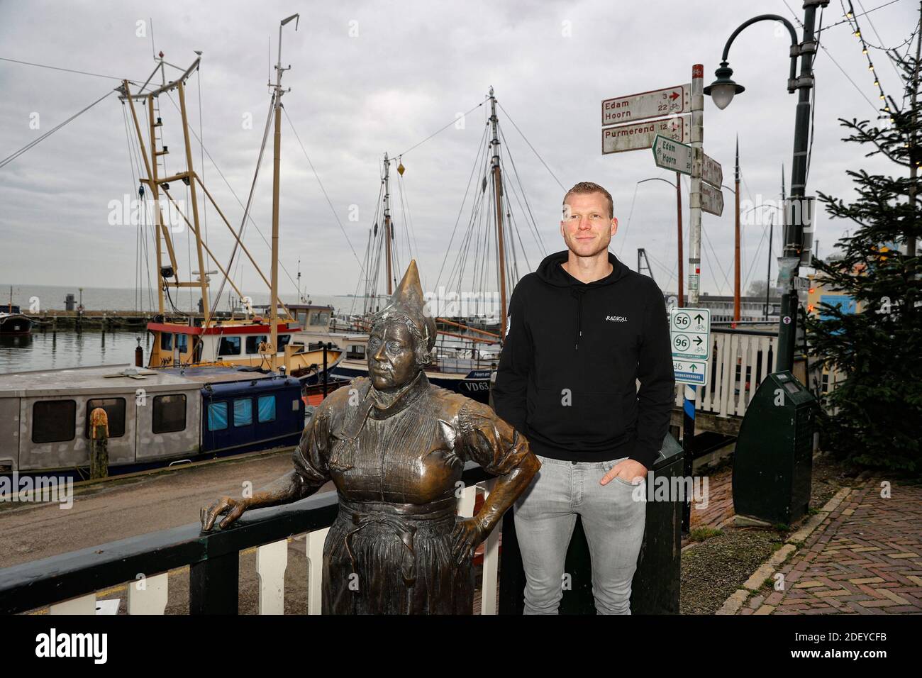 Volendam, Netherlands. 02nd Dec, 2020. VOLENDAM, 02-12-2020 Henk ...