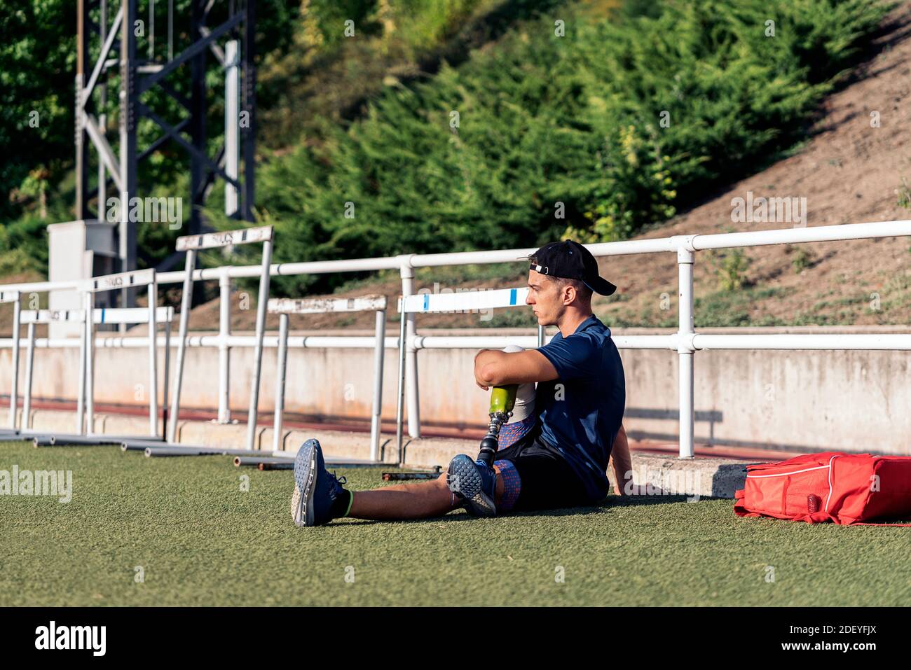 Disabled man athlete stretching with leg prosthesis. Paralympic Sport ...