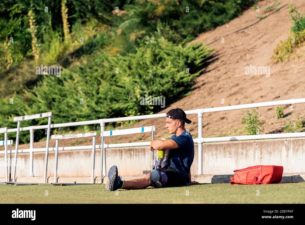 Disabled man athlete stretching with leg prosthesis. Paralympic Sport ...