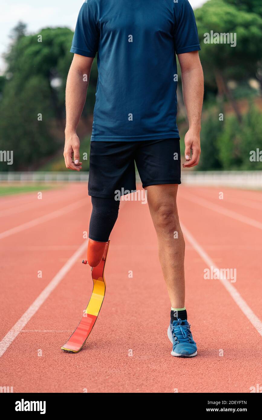 Close up disabled man athlete with leg prosthesis. Paralympic Sport ...