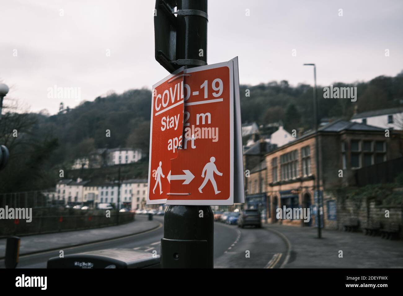 Broken signpost hi-res stock photography and images - Alamy