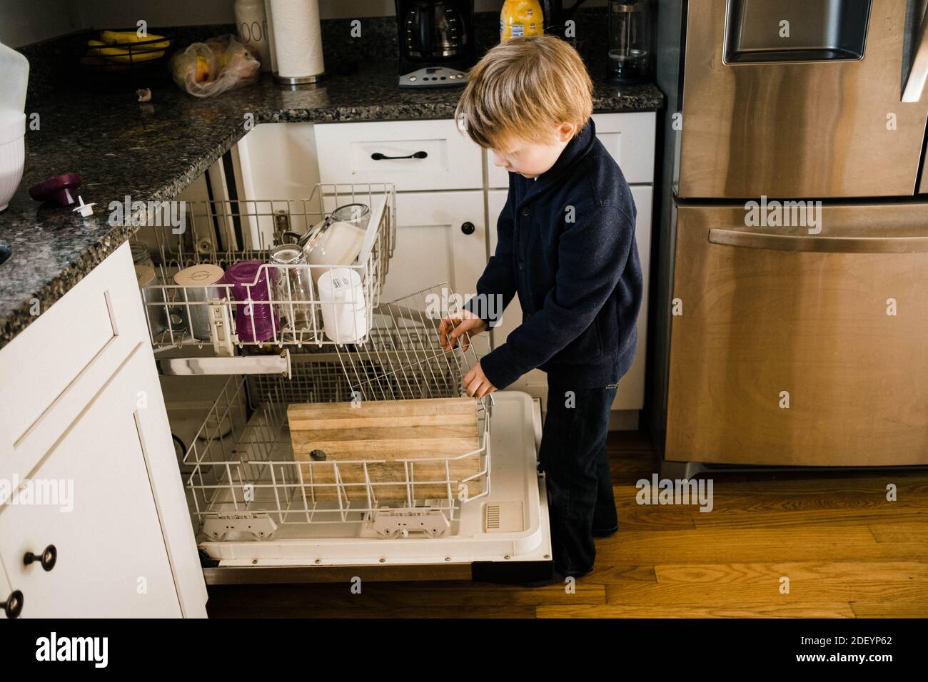 Kitchen dishwasher kid hi-res stock photography and images - Alamy