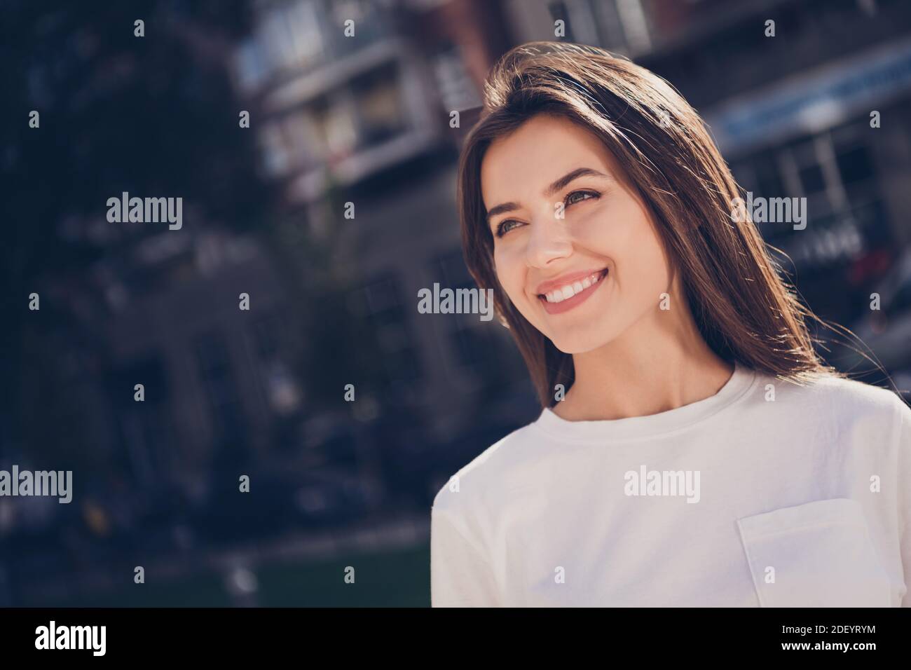 Photo portrait of attractive woman smiling outside Stock Photo - Alamy