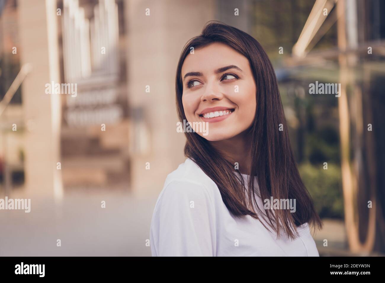Photo portrait of cute girl looking behind shoulder outdoors Stock ...